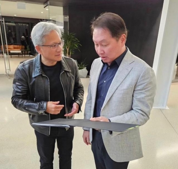 [CES 2025] 젠슨 황 엔비디아 CEO "삼성 HBM, 새로운 설계 필요...성공 확신"